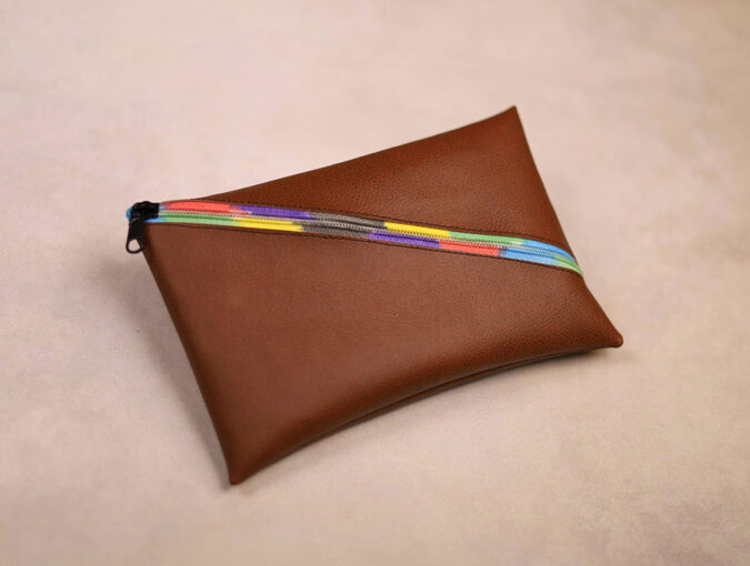 DIY Diagonal Zipper Pouch With Just 2 Seams (so Easy!) ⋆ Hello Sewing