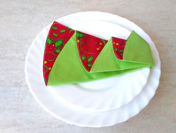 DIY Christmas Tree Napkins Tutorial And FREE Pattern ⋆ Hello Sewing