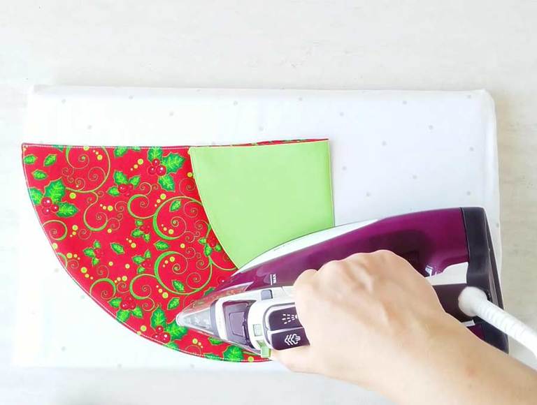 DIY Christmas Tree Napkins Tutorial And FREE Pattern ⋆ Hello Sewing