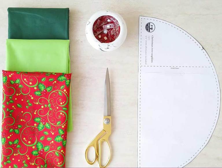 DIY Christmas Tree Napkins Tutorial And FREE Pattern ⋆ Hello Sewing