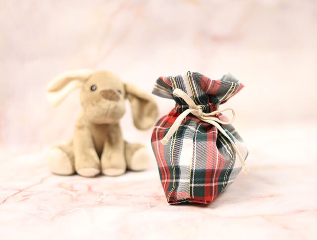 DIY Fabric Gift Bag / How To Make A Cloth Gift Bag ⋆ Hello Sewing