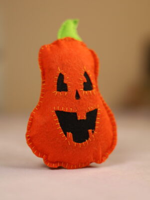 DIY Felt Pumpkin (with A Free Pattern) [VIDEO] ⋆ Hello Sewing