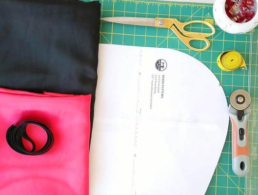 How To Make A Cloak (VIDEO) With FREE DIY Hooded Cloak Pattern ⋆ Hello ...