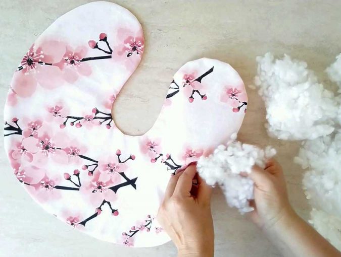 DIY Travel Pillow | Neck Pillow Pattern + VIDEO Tutorial ⋆ Hello Sewing