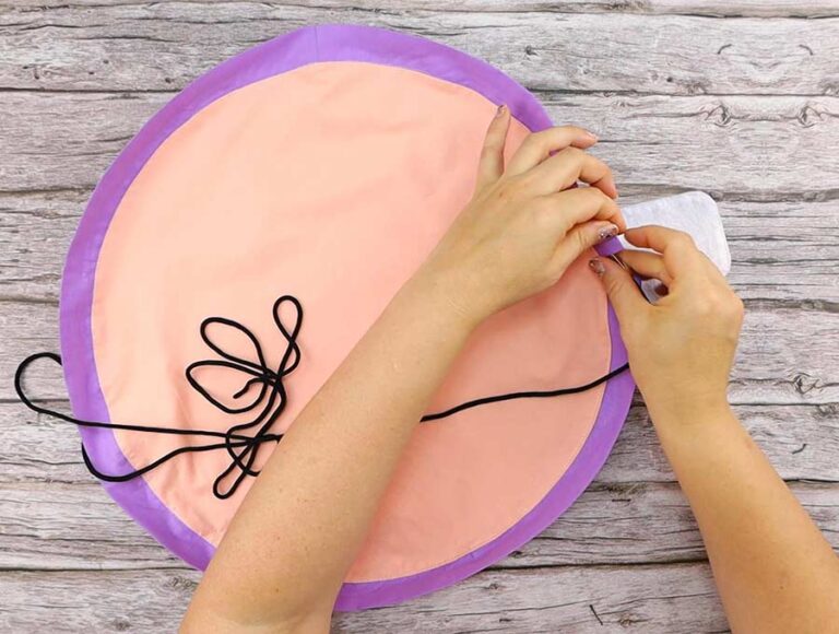 DIY Round Drawstring Makeup Bag (VIDEO) ⋆ Hello Sewing