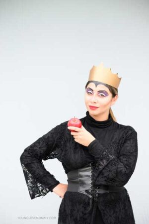 19 DIY Evil Queen Costume Ideas To Recreate The Cruel Look ⋆ Hello Sewing