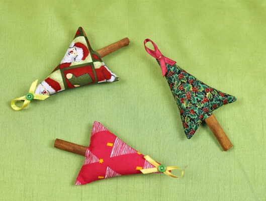 DIY Cinnamon Stick Christmas Tree Favors / Decoration ⋆ Hello Sewing