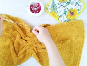 How To Make Hanging Kitchen Towels (2 Ways - Gathered Or Folded) ⋆ ...