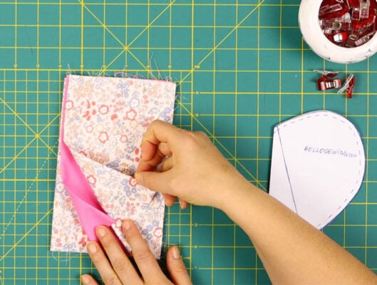 Heart-shaped Pot Holder [FREE Heart Pot Holder Pattern] ⋆ Hello Sewing