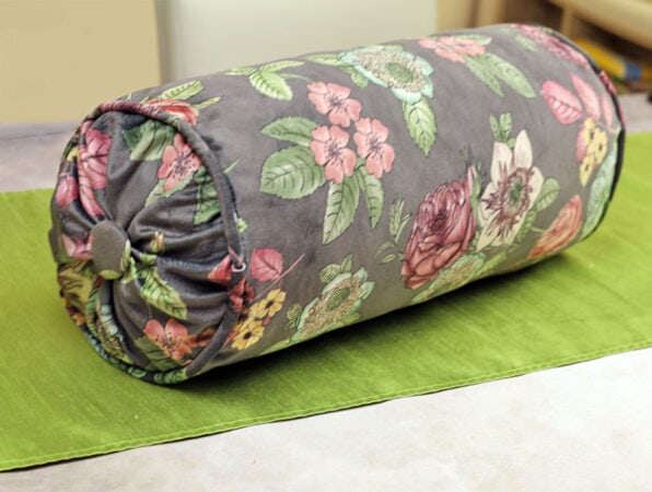 DIY Bolster Pillow With A Zipper And Piping [How To Sew A Bolster ...