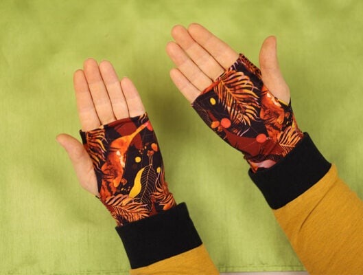 DIY Fingerless Gloves In 10 Minutes ⋆ Hello Sewing