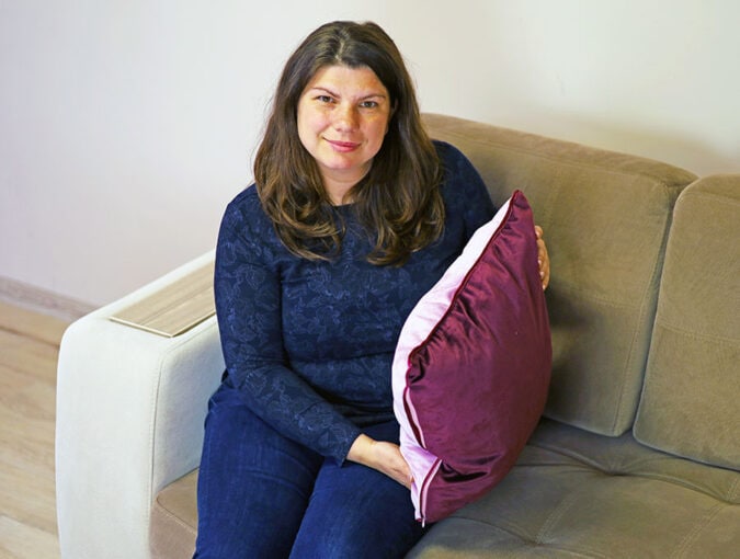 DIY Pillow Cover With Piping And Zipper // Zippered Pillow With Piping ...