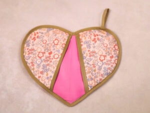 Heart-shaped Pot Holder [FREE Heart Pot Holder Pattern] ⋆ Hello Sewing