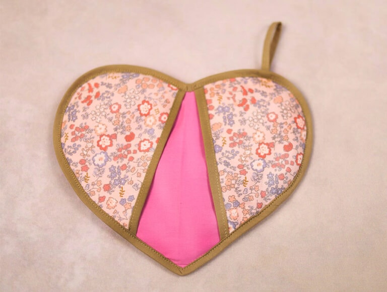 Heart-shaped Pot Holder [FREE Heart Pot Holder Pattern] ⋆ Hello Sewing