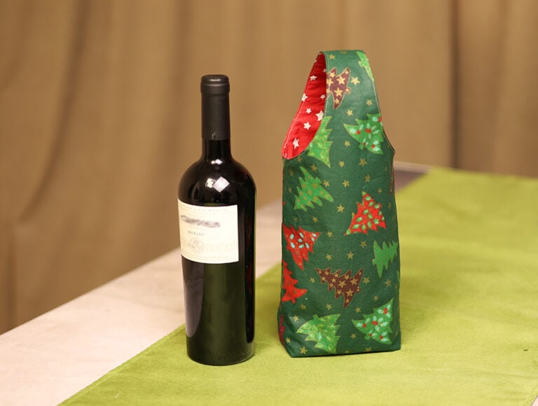 DIY Fabric Wine Bottle Bag In 15 Minutes With FREE Pattern [Reversible ...