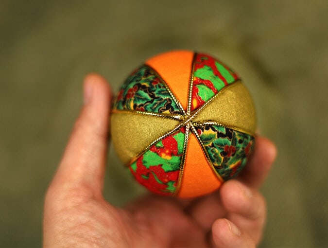 How To Make A No-sew Fabric Christmas Ball Ornament [Simple Kimekomi ...