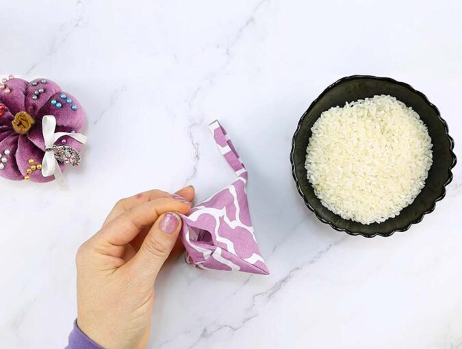 DIY Sewing Pattern Weights / Easy Triangular Fabric Weights (VIDEO) ⋆ ...