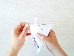 DIY Phone Pillow Stand / Holder Tutorial (+ FREE Pattern) ⋆ Hello Sewing