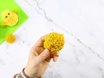How To Make Pom Pom Chicks Using Your Fingers ⋆ Hello Sewing