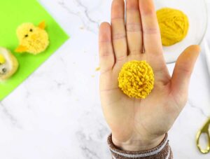 How To Make Pom Pom Chicks Using Your Fingers ⋆ Hello Sewing