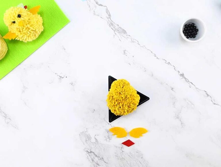 How To Make Pom Pom Chicks Using Your Fingers ⋆ Hello Sewing