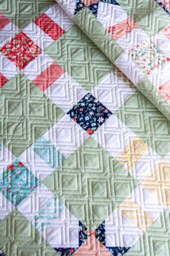 Free Charm Pack Quilt Patterns ⋆ Hello Sewing
