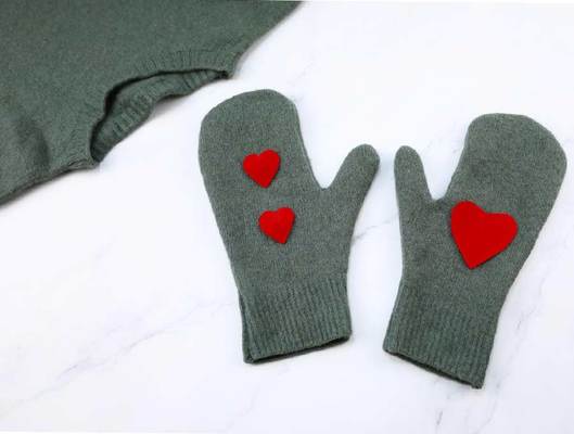 How To Make Mittens Out Of Old Sweaters | Pattern + Video ⋆ Hello Sewing