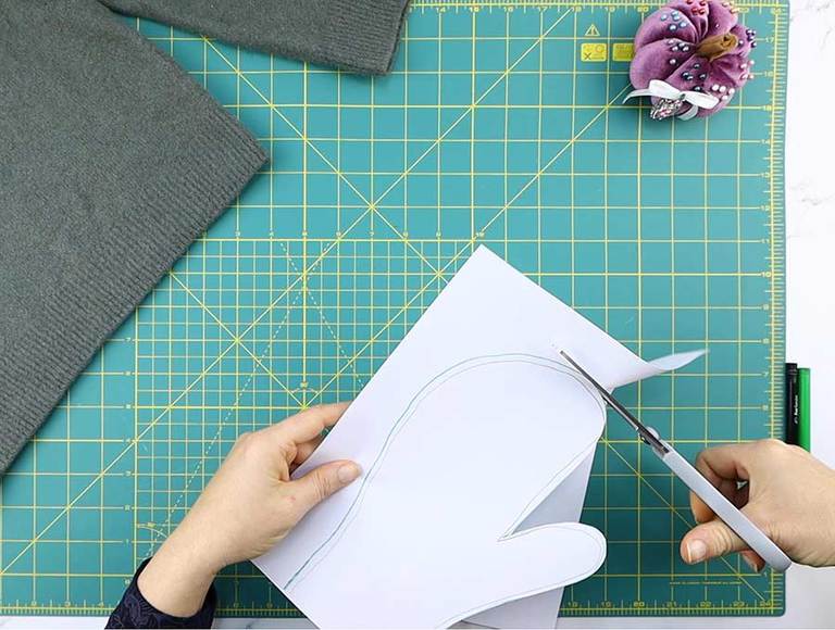 How To Make Mittens Out Of Old Sweaters | Pattern + Video ⋆ Hello Sewing