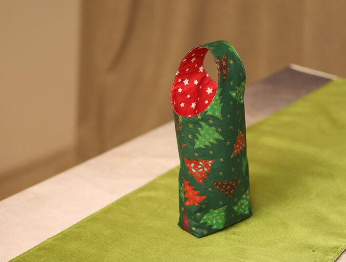 DIY Fabric Wine Bottle Bag In 15 Minutes With FREE Pattern [Reversible ...