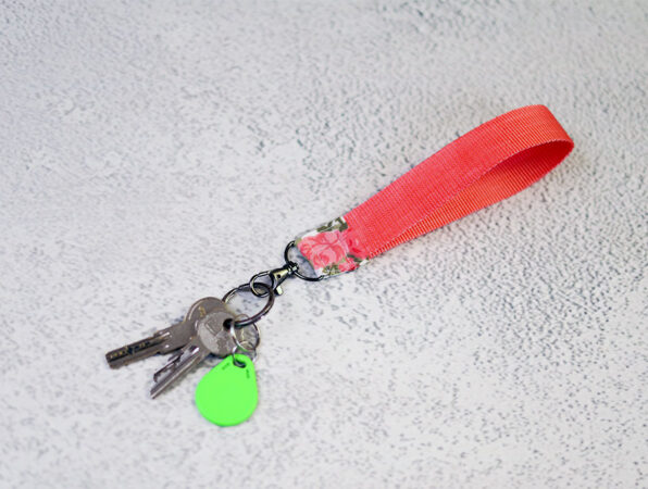 DIY Wristlet Keychain With Lobster Clasp // Easy Method ⋆ Hello Sewing